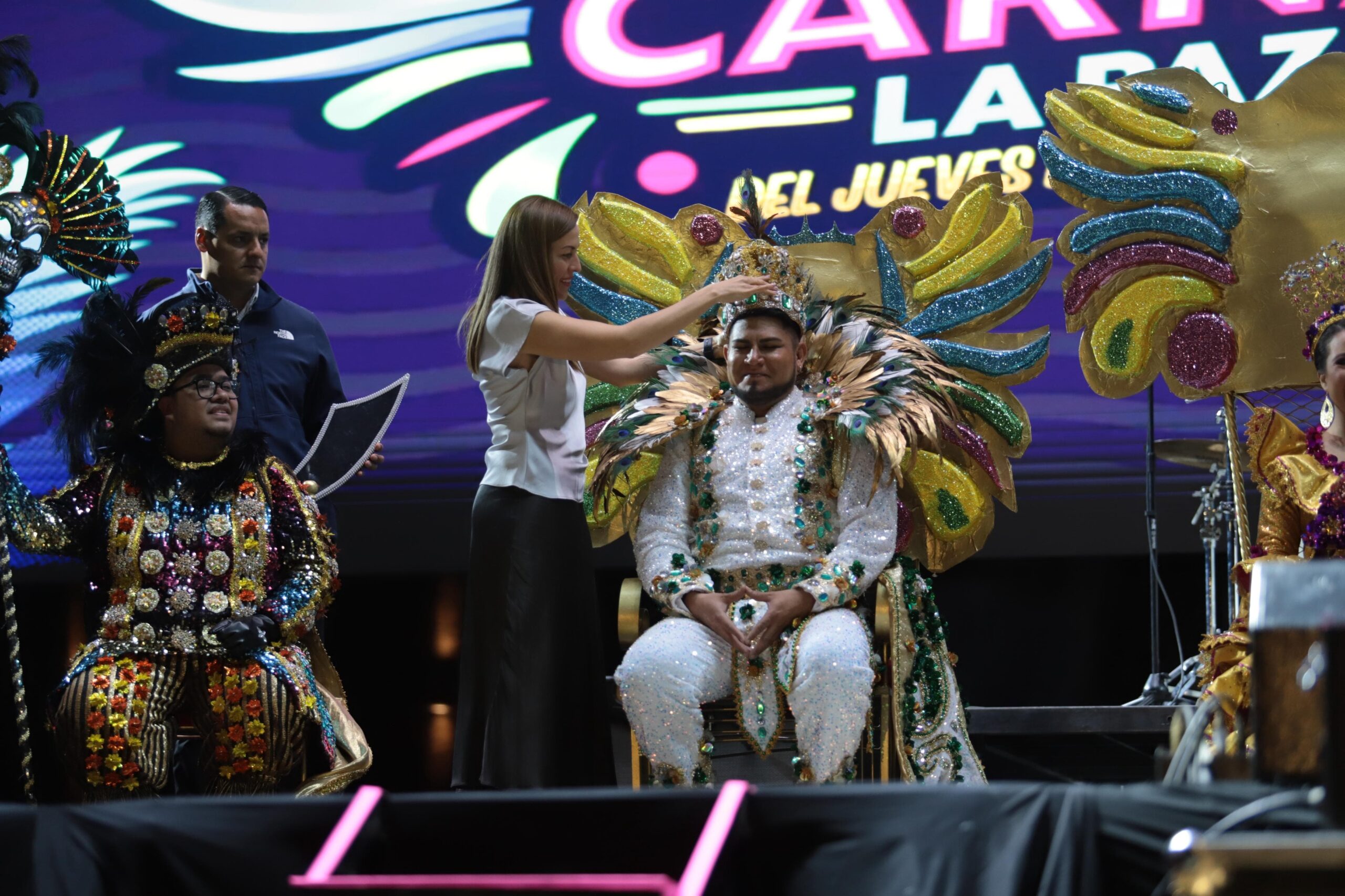 Milena Quiroga corona al Rey de la Alegría y Reina de la Juventud del ...